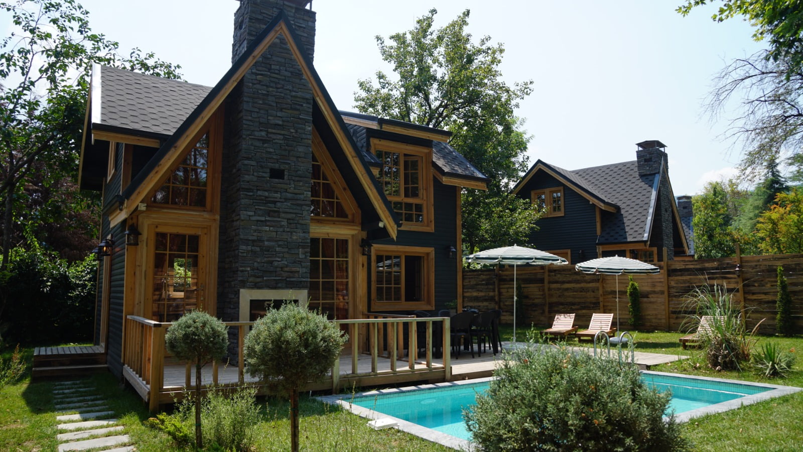 British Style Small Holiday House. - Trend House Designs
